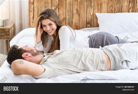 Husband And Wife In Bed Stock Videos Und B Roll Filmmaterial Pehfp