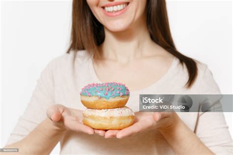 흰색 배경에 고립 된 다채로운 도넛을 손에 들고 자른된 샷된 여자를 닫습니다 적절 한 영양 섭취 나 과자 디저트 패스트 푸드입니다 다이어트 개념입니다 광고 공간을 복사