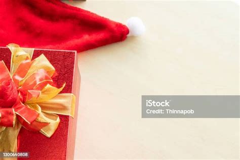 복사 공간 크리스마스와 새해 동안 장식과 나무 배경 창통해 객실보기의 나무 테이블 내부에 산타 모자와 크리스마스 선물 Celebrate Brooklyn에 대한 스톡 사진 및