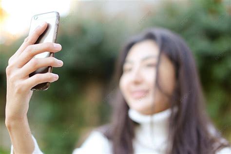 Gadis Asia Kabur Mengambil Smartphone Selfie Dalam Fokus Foto Latar Belakang Dan Gambar Untuk
