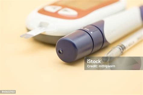 오렌지 배경 약 당뇨병 Glycemia 건강 관리 및 사람들 개념으로 사용 하 여 체크 혈당 수준에 대 한 첨 두로 인슐린 및 혈당 측정기에 대 한 주사기의 클로즈업 감시에
