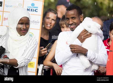 Bashir Abdi Belge et sa femme et sa fille Kadra assistent à la course masculine à la première