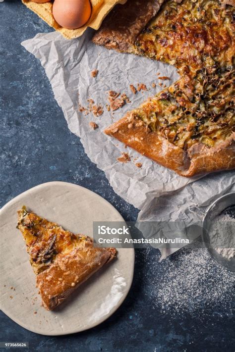 잘라 부추와 양파 Galette Wholegrain 밀가루로 만든 세이 지와 Gruyere 치즈의 조각 파란색 배경 질감 소박한 개념 가정 생활에 대한 스톡 사진 및 기타