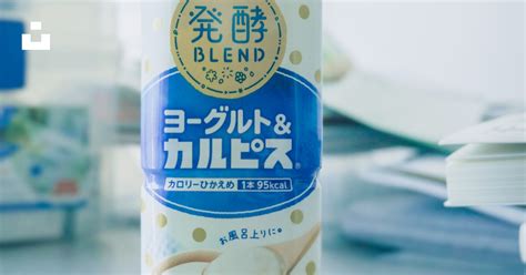 흰색과 여러 가지 빛깔의 플라스틱 병 사진 Unsplash의 무료 파랑 이미지