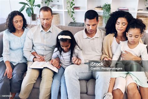 종교 종교 및 가족이 가정이나 집에서 함께기도하고 평화와 평온과 영혼을 위해 하나님을 찬양합니다 감사 영적 희망을 가진 사람들은 소파나 소파에 앉아 용서를 구합니다