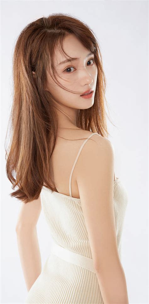 回眸一瞥棕色秀发吊带裙少女