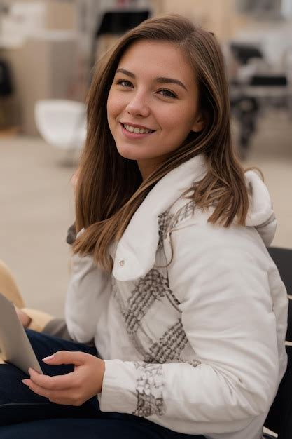 Premium Photo Mujer Joven En La Ciudad