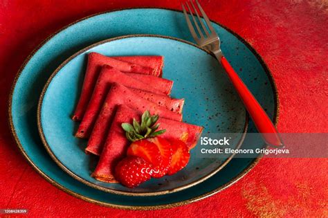 신선한 딸기와 맛있는 수제 빨간 딸기 얇은 팬케이크의 닫습니다 맨 위로 보기 빨간색 배경에 닫기 Flapjack Schram에