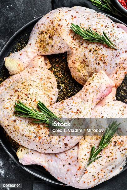 허벅지 신선한 허브 요리와 원시 치킨 드럼 스틱 검은 색 배경입니다 맨 위 보기 가금류에 대한 스톡 사진 및 기타 이미지