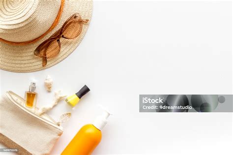 선글라스와 밀짚모자를 쓴 자외선 차단제 화장품 여름 방학 컨셉 플랫레이 0명에 대한 스톡 사진 및 기타 이미지 0명 개념 개념과 주제 Istock