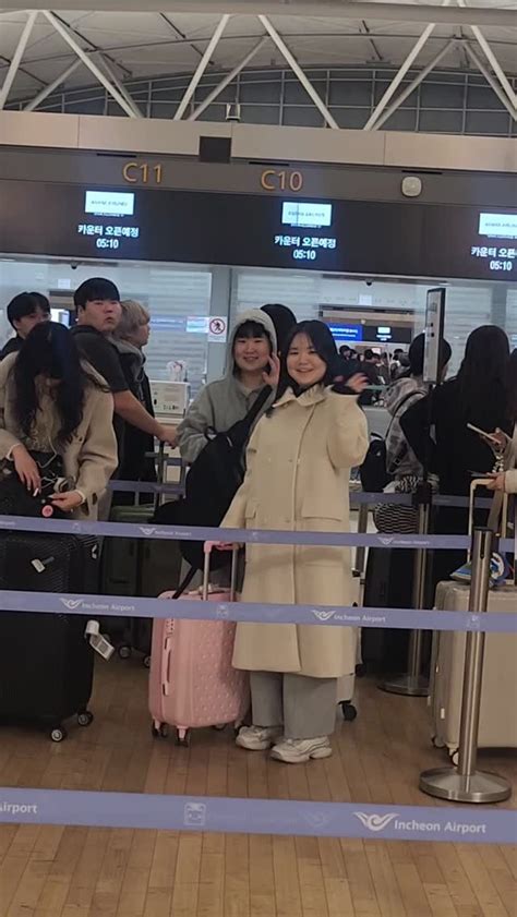 ♥울딸들 둘이 일본도쿄여행떠남~~ 딸들만 보내는거라 걱정이 너무많이되지만 지우는 성인 지영인 미자 수화물부치는데 사람들 어마어마함 아침 7시25분 비행기라 새벽