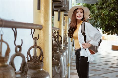 랜드 마크를 방문 하는 여자 여행자 관광 여행 여행 여행 개념 관광에 대한 스톡 사진 및 기타 이미지 관광 관광객 모자