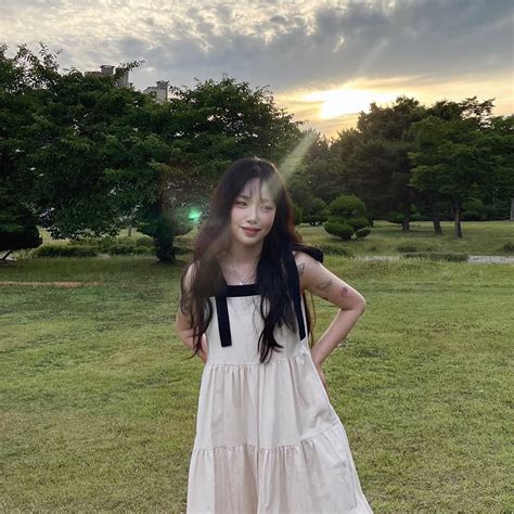 아내 덕에 매 산책이 꼭 여행 같다 반려견 블루와 매일 나가는 공원도 아내가 동행하면 낯선 타지가 된다 불안과 두려움 쏙 빠져 설렘이나 신남만 남은 내가 콩깍지 제대로