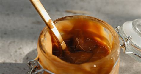 나무 숟가락이 달린 카라멜 소스 한 병 사진 Unsplash의 음식 이미지