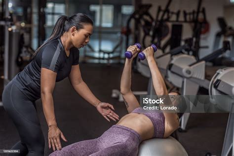 아름다운 아시아 여성 운동 아웃 에 그만큼 체육관 와 A 여성 개인 트레이너 20 29세에 대한 스톡 사진 및 기타 이미지 20 29세 2명 건강한 생활방식 Istock