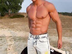 Muscle Guy Shows Muscles Video Thisvid Com