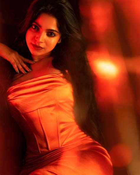 divya bharathi క‌త‌ర్నాక్ చూపుల‌తో కైపెక్కిస్తున్న దివ్య భారతి