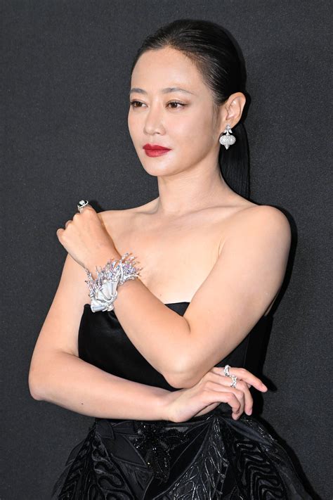 谭卓黑色抹胸裙造型优雅干练 露温柔浅笑红唇吸睛 搜狐大视野 搜狐新闻