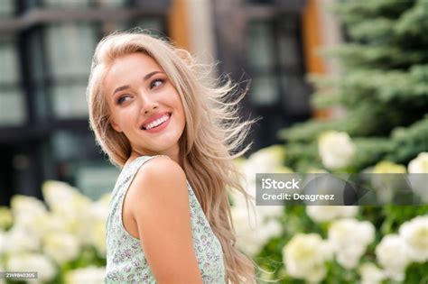 흐릿한 배경에 사랑 스럽고 반짝이는 귀여운 예쁜 소녀의 초상화 걷고 봄 따뜻한 날 평화와 조화를 즐기고 있습니다 미소에 대한 스톡 사진 및 기타 이미지 Istock