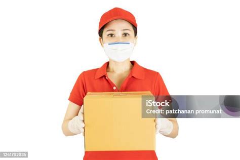 흰색 배경에 고립 된 빨간색 유니폼을 입은 배달 여성 골판지 상자를 들고 보호 마스크와 의료 장갑에 택배 검역 질병 발병에 따른 패키지 수령 격리에 대한 스톡 사진 및 기타