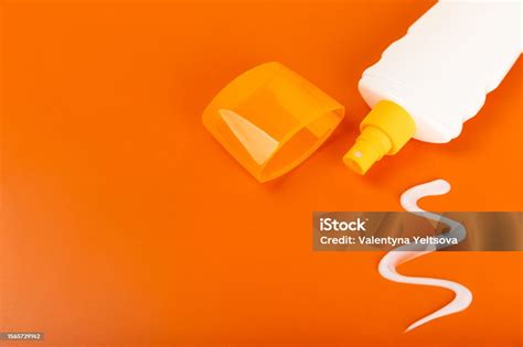 주황색 배경에 자외선 차단제 Spf 크림 자외선 차단 자외선 차단 여름 휴식과 휴가의 개념 여름 분위기 디자인 모형 쇼핑 개념입니다 건강한 생활방식에 대한 스톡 사진 및