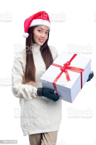 겨울 장갑과 산타 모자흰색 선물 상자를 들고 아시아 여자 여자에 대한 스톡 사진 및 기타 이미지 여자 선물 상자 여자만 Istock