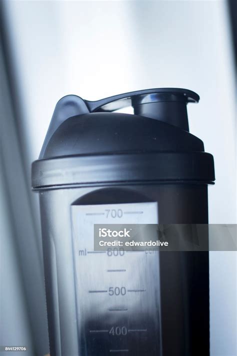 Bcaa 크 레 아 틴 글루타민 유 장 분말을 혼합 하는 데 사용 하는 단백질 쉐이크 통 게시물 훈련 보디 빌딩 및 피트 니스 체육관 루틴에 대 한의 0명에 대한 스톡 사진