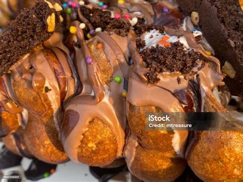 초콜릿 브라우니 조각 설탕 뿌리 카라멜 토피 소스 쿠키 과자 초콜릿 시럽으로 덮인 아이스크림이 있는 판지 상자에 담긴 버블 와플