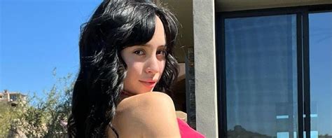 Verónica Perasso Modela De Espaldas Su Sensacional Pijama Roja En El
