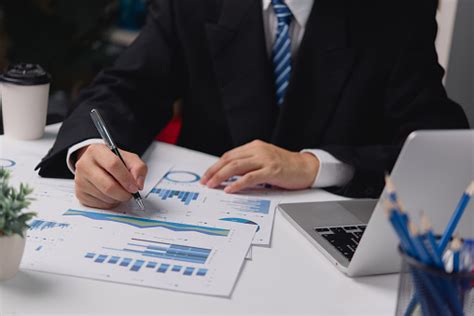 손으로 펜 금융 시작 그래프 문서를 노트북 컴퓨터로 들고 있다 비즈니스 투자 성장 분석 전략 계획 데이터 분석 마케팅 개념입니다 개념에 대한 스톡 사진 및 기타 이미지