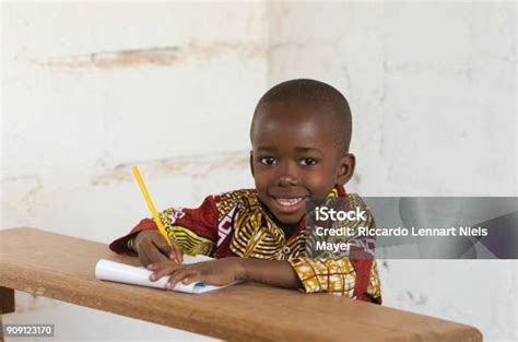 작은 아프리카 학교 소년 카메라에 웃 고 책상에 앉아 웃 고 공부에 대한 스톡 사진 및 기타 이미지 공부 교육 남성 Istock