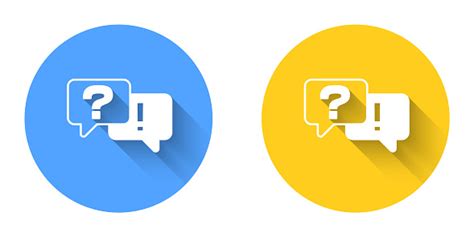 긴 그림자 배경으로 격리 된 질문 및 답변 아이콘이있는 흰색 음성 거품 Q 및 기호 Faq 기호 채팅 음성 거품 및 차트 서클 버튼입니다 벡터 노랑에 대한 스톡 벡터 아트