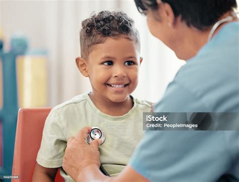 어린이 의료 및 청진기와 의사 또는 소아과 의사가 병원에서 소년 환자의 심장 박동을 듣고 있습니다 간호사 의료 및 남성 아동 및 여성 컨설턴트와의 신뢰 아이에 대한 스톡