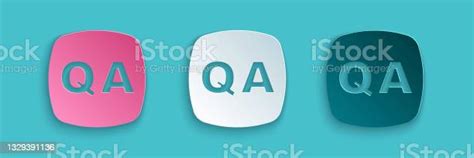 파란색 배경에서 격리된 질문 및 답변 아이콘이 있는 용지 컷 스피치 버블 Q 및 기호 Faq 기호 채팅 음성 거품 및 차트 종이 아트 스타일 벡터 0명에 대한 스톡 벡터