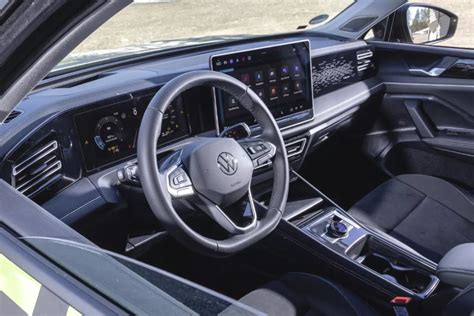 폭스바겐 신형 티구안 실내부터 공개 15인치 디스플레이 탑재