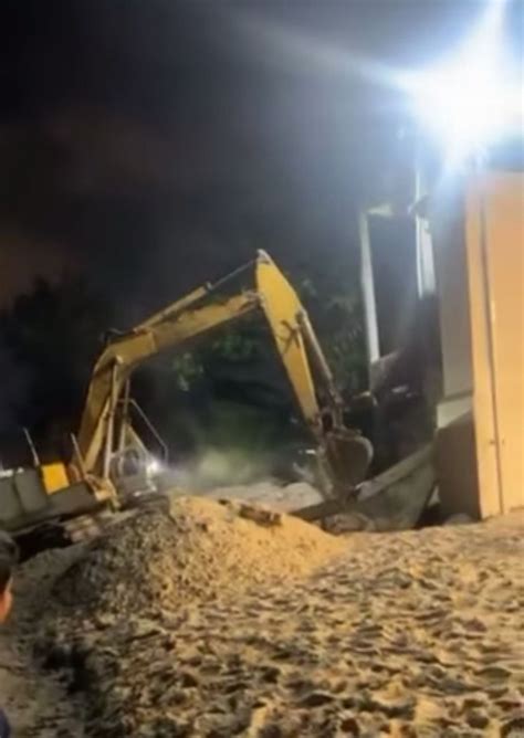 អាជ្ញាធរក្រុង ខេត្តព្រះសីហនុ បានវាយរបងសំណង់នៅលេី ឆ្នេរសមុទ្រ អូរឈេីទាលមួយផ្នែកខាងសមុទ្រហើយ