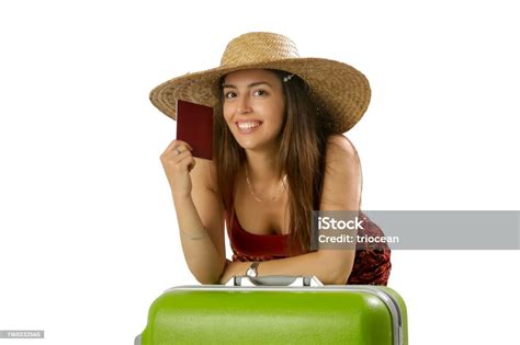 밀짚 모자를 쓰고 여권과 큰 녹색 가방을 들고 있는 젊은 여행자의 스튜디오 초상화 여름 휴가 컨셉 가방에 대한 스톡 사진 및 기타 이미지 Istock