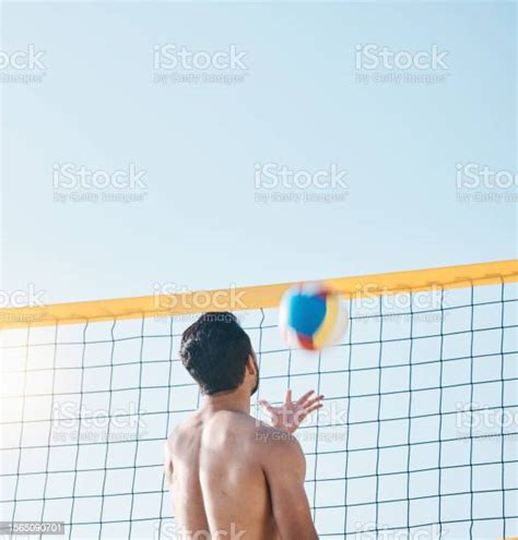 스포츠 해변 또는 푸른 하늘에서 배구를 하는 남자는 운동 재미있는 경쟁 또는 모형 공간이 있는 대회를 위해 노력합니다 피트니스 야외 여름 게임 또는 액션을 위해 바다에서