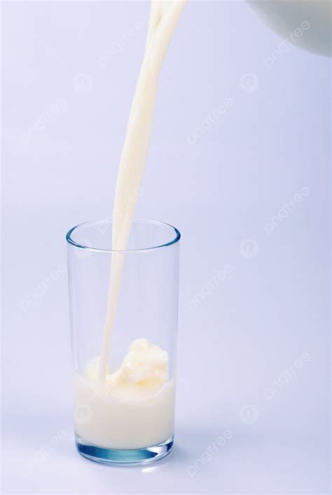 Fondo Leche Vertida En El Vaso En Blanco Foto E Imagen Para Descarga