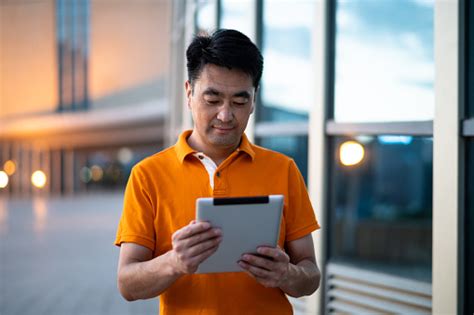 도시 거리에서 디지털 태블릿을 사용하는 아시아 중년 남성 40 44세에 대한 스톡 사진 및 기타 이미지 40 44세 40 49세 5g Istock