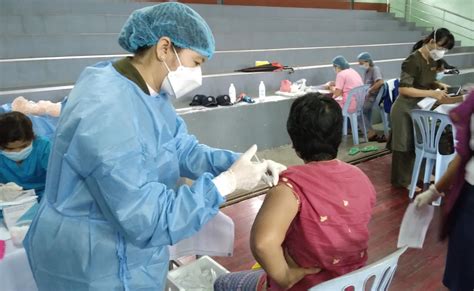 ကော့သောင်းမြို့တွင် စက်ရုံ အလုပ်ရုံလုပ်သားများ၊ မိသားစုများအား ကိုဗစ် ၁၉ ရောဂါ ကာကွယ်ဆေး ထိုးန