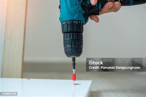 집에서 가구를 조립하는 무선 스크루 드라이버를 사용하는 남자 직장에서 전기 스크루 드라이버로 작업하는 목수 Diy에 대한 스톡 사진 및 기타 이미지 Istock