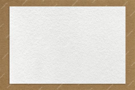 갈색 테두리 매크로가 있는 공예 흰색 종이 배경의 질감 빈티지 조밀한 크래프트 판지의 구조 프리미엄 사진