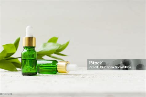 얼굴 바디의 스킨 케어용 에코 화장품 천연 에센셜 오일 비타민 및 프리바이오틱 세럼이 함유된 유리 화장품 병 기치 0명에 대한 스톡 사진 및 기타 이미지 Istock