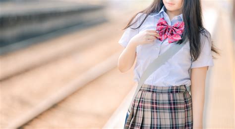 무료 이미지 소녀 격자 무늬의 의류 격자 무늬 모직물 스카프 유행 교복 거리 패션 제복 담홍색 허리