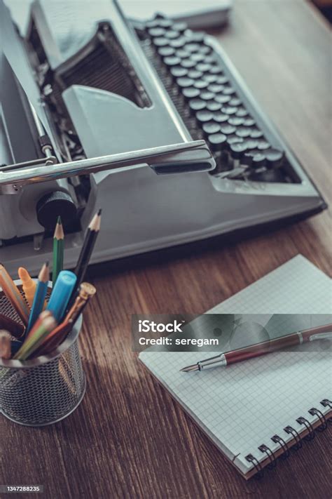 작가 또는 시나리오 작가 창조적 인 개념 나무 책상 테이블에 노트 책과 빈티지 오래된 타자기 0명에 대한 스톡 사진 및 기타 이미지 Istock