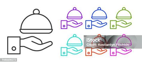 흰색 배경에 고립 된 음식 아이콘의 트레이로 덮여 검은 줄 트레이 및 뚜껑 표지판 뚜껑이 있는 레스토랑 클로쉬 다채로운 아이콘을