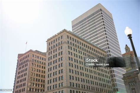 마천루의 우뚝 솟은 구조와 구식 건축물 외벽을 형성하기 위해 수많은 벽돌이 서로 쌓여있는 여러 층 벽돌은 풍화되고 마모되었습니다 0명에 대한 스톡 사진 및 기타 이미지