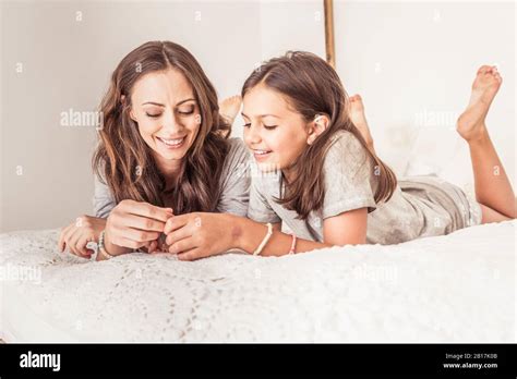 Mädchen Barfuß Im Bett Fotos Und Bildmaterial In Hoher Auflösung Alamy