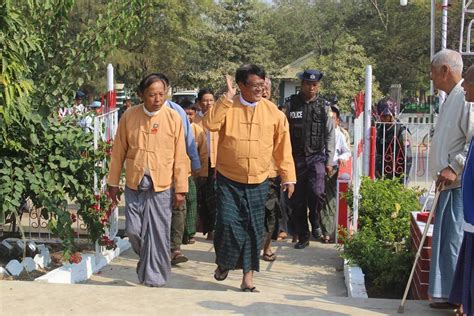 Dvb ေခ်ာင္းဦးၿမိဳ႕ ဗိုလ္ခ်ဳပ္ေၾကး႐ုပ္တုဖြင့္ပြဲ စစ္ကိုင္းတိုင္း၀န္ႀကီးခ်ဳပ္ တက္ေရာက္ဖြင့္လွစ္